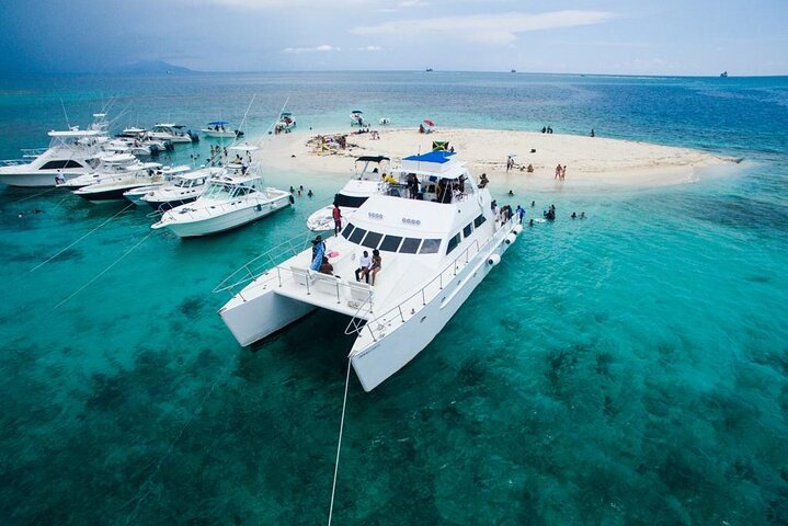 Maiden Cay Cruise Ship Beach Tour on Loose Cannon – Attalia Tours ...